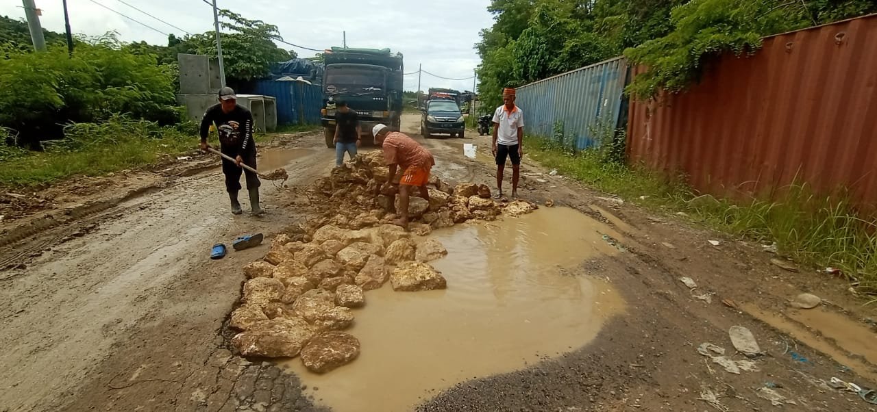 Jalan Rusak Tanggung Jawab Siapa ? Masyarakat Gotong Royong Timbun ...