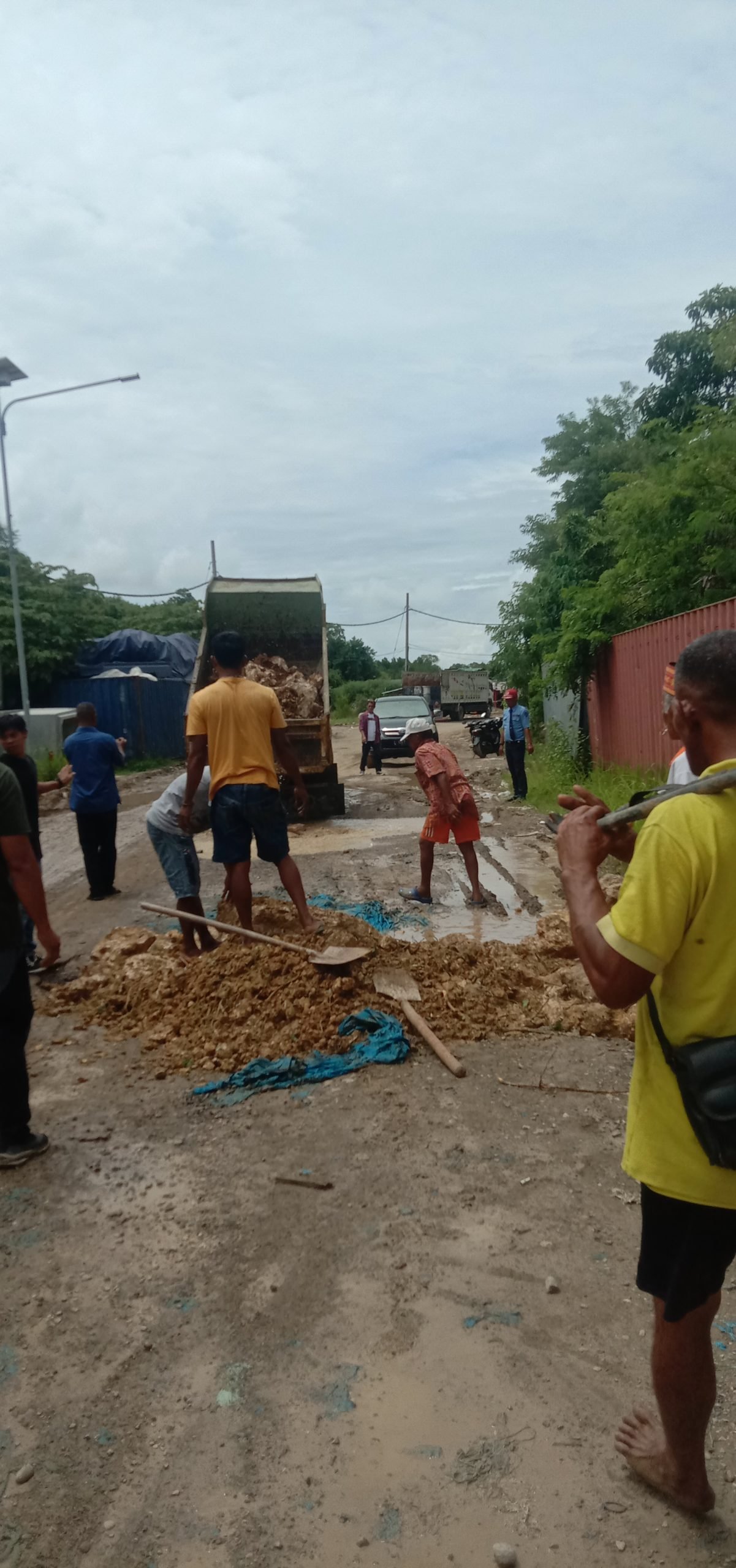 Jalan Rusak Tanggung Jawab Siapa ? Masyarakat Gotong Royong Timbun ...